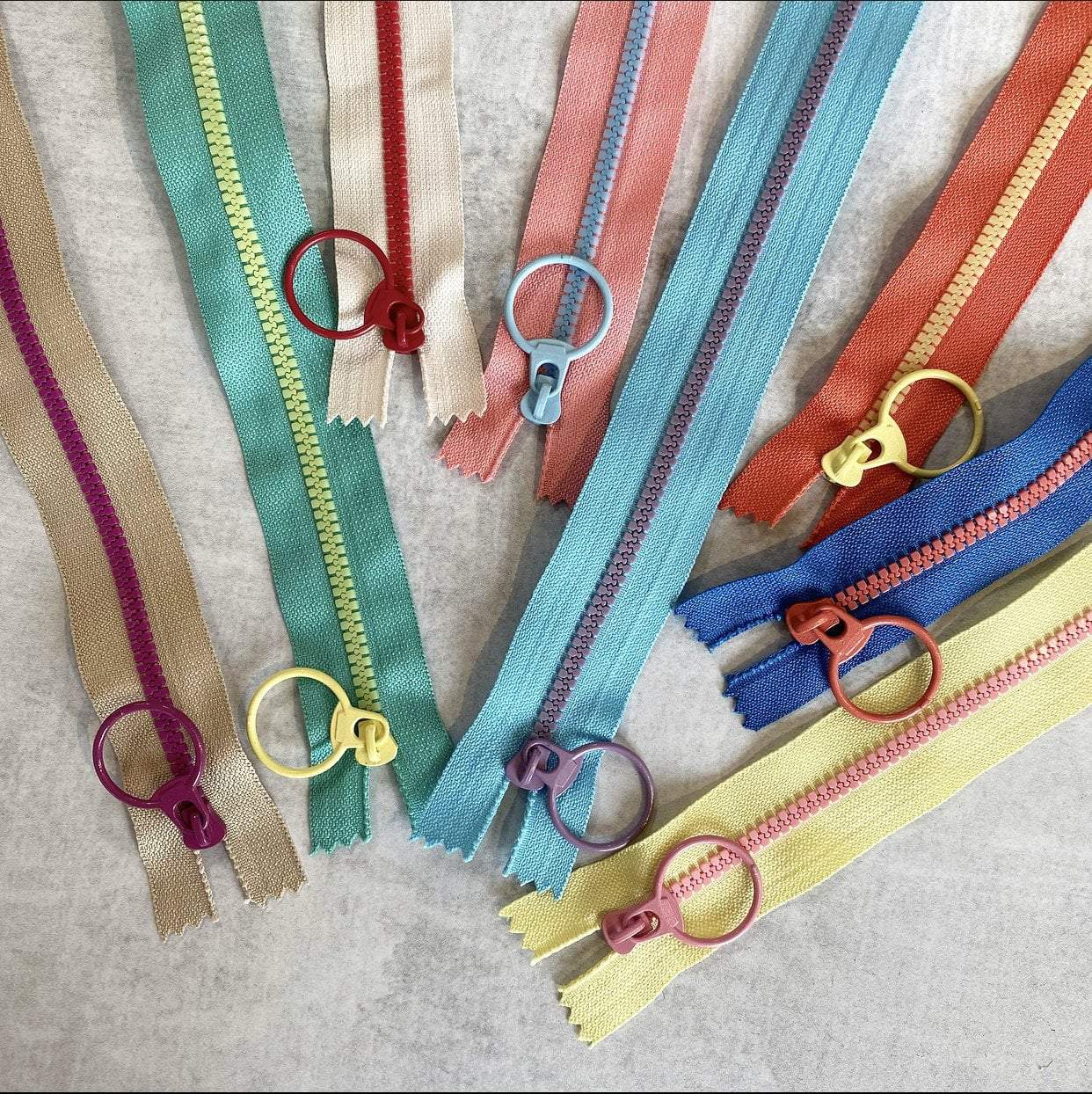 Circle Pull Zipper - 14"